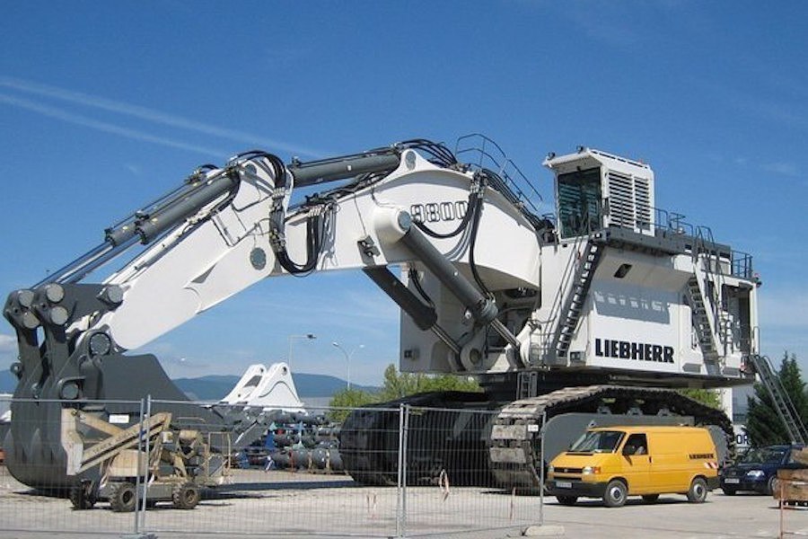 Liebherr R9800.Рабочий вес - 800 т, мощность - 4000 л.с., объем ковша ...