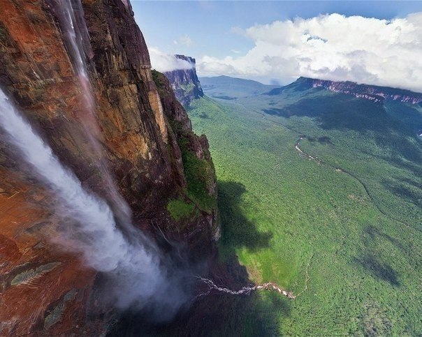 Анхель — самый высокий в мире водопад, общая высота 1054 метров ...