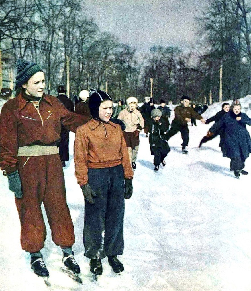 Мама с сыном пришли на каток Играет музыка и очень весело Назад в СССР Фотострана Пост