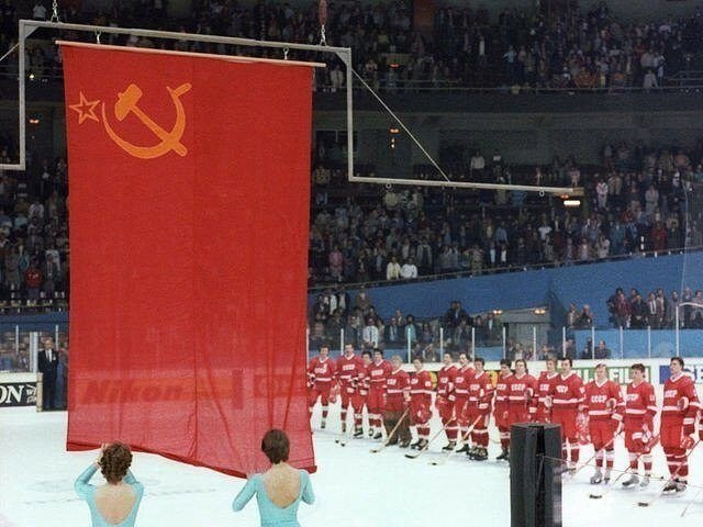 Флаг переполненный огнем Цветущий как заря И Павел Р